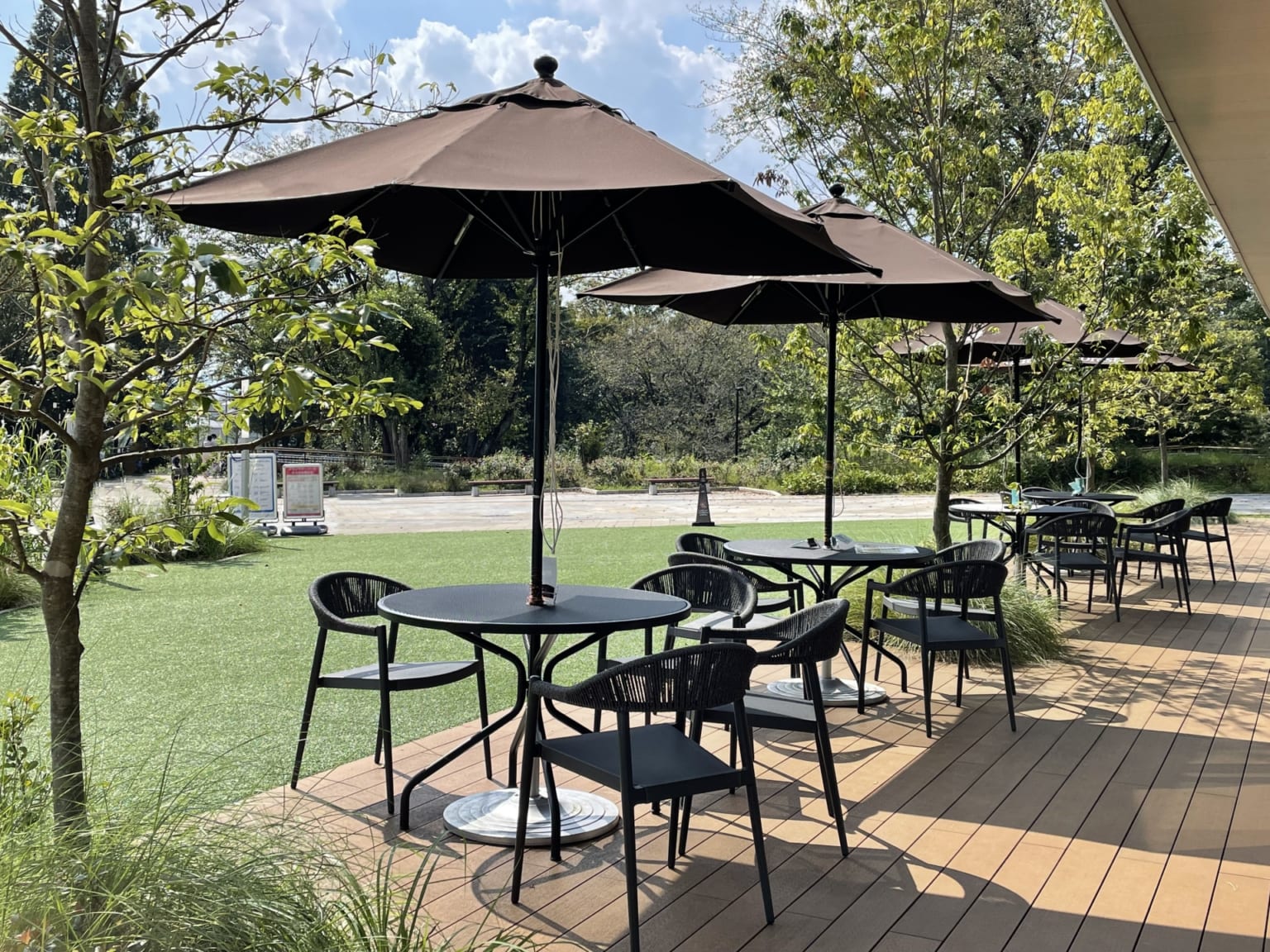 テラスとウッドデッキの違いとは？お庭とエクステリアにはEee-Wood